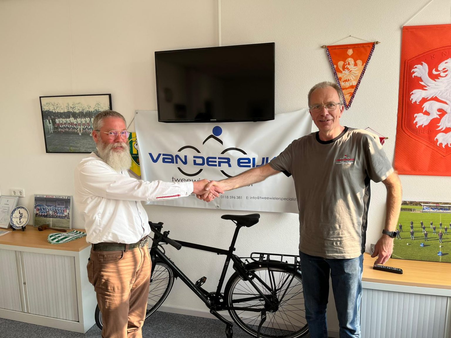 Van der Eijk overhandigt eerste prijs verloting 2022 – VV Serooskerke